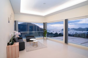 Suite Panorâmica, 1 cama king-size, Vista para a cidade (Cakrawala) | Sala de estar | Smart TV 
