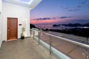 Suíte panorâmica, 1 cama King, vista para a cidade (Cakrawala) | Terraço/pátio