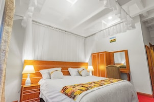 Quarto casal luxo, sacada, vista para o jardim | Individualmente decorados, escrivaninha