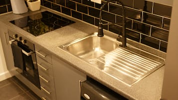 Dúplex Romântico | Cozinha privada | Um frigorífico/congelador grande, um micro-ondas, um forno