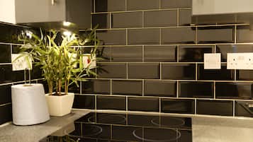 Dúplex Romântico | Cozinha privada | Um frigorífico/congelador grande, um micro-ondas, um forno