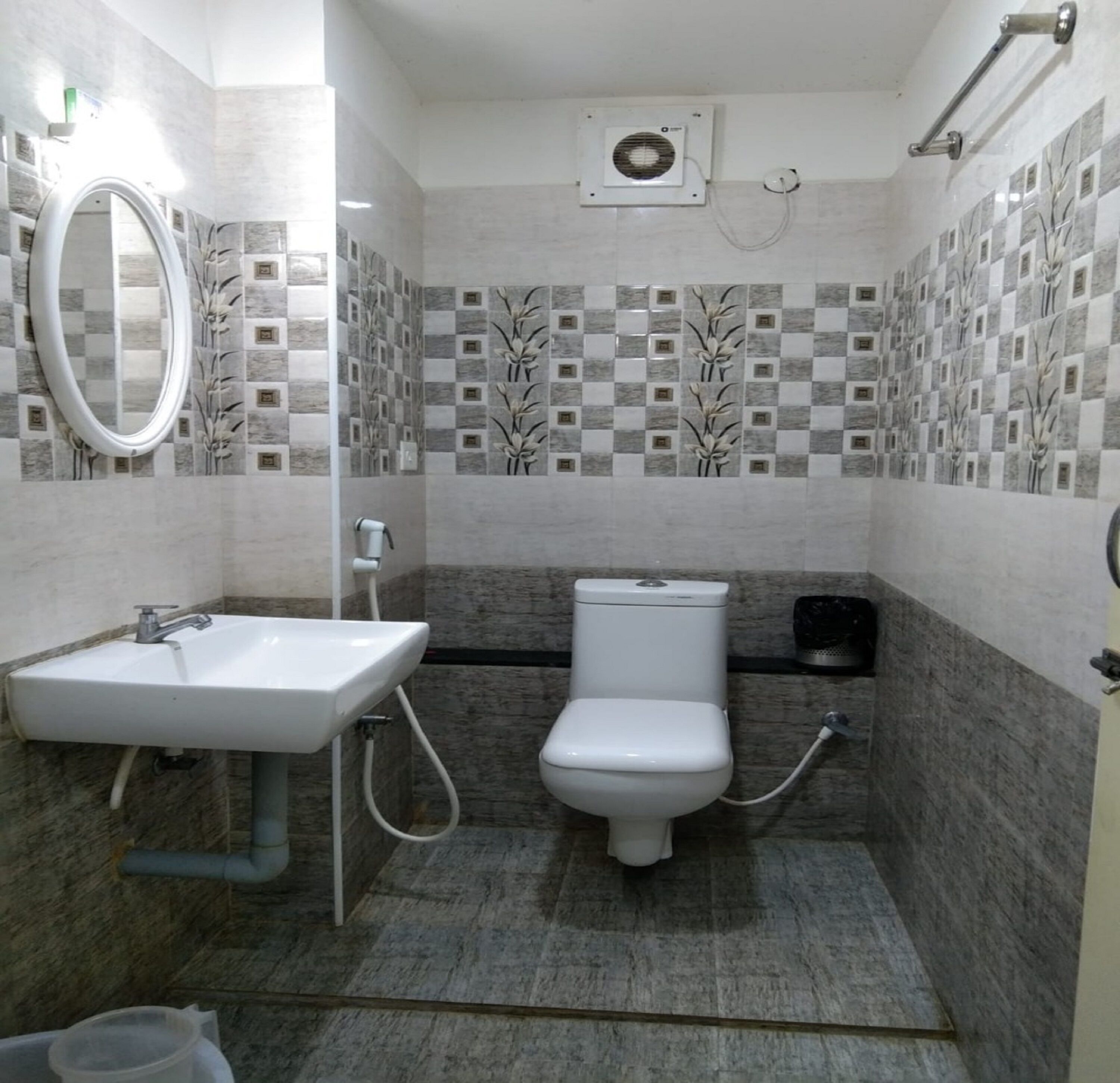 Quarto standard | Banheiro | Chuveiro, chuveiro com efeito de chuva, toalhas de banho 