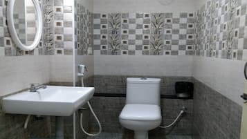 Quarto standard | Banheiro | Chuveiro, chuveiro com efeito de chuva, toalhas de banho