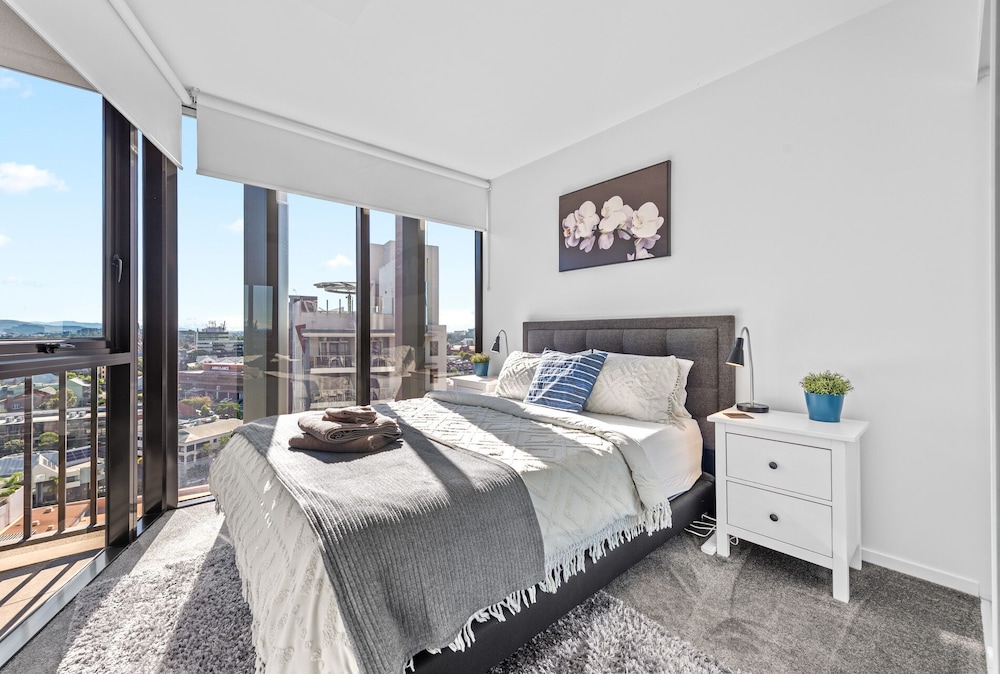 City Living! 1bed/1bath/1car/pool - Brisbane