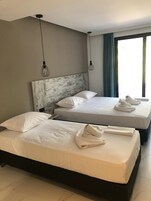 Quarto triplo standard, 1 quarto | Wi-Fi de cortesia, roupa de cama