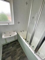 Casa Comfort | Casa de banho | Uma combinação polibã/banheira, um secador de cabelo 