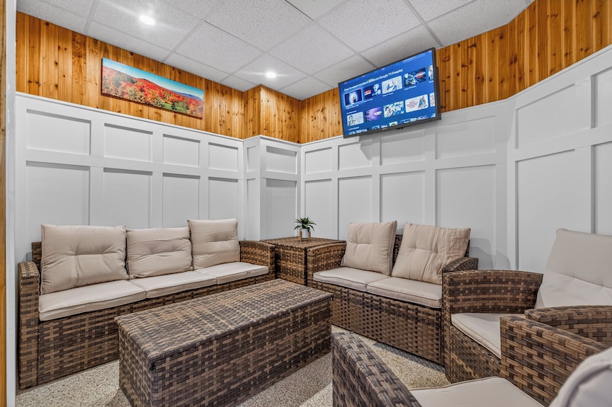 Pinnacle D02, Lovely 2 Bedroom, 2 Bath Unit With Shuttle To The Slopes Everyday Of The Week. The Outdoor Pool, Hot Tub And Tennis Courts Are Open During Summer Only. - Vermont