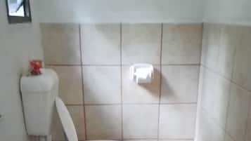 Quarto Duplo Standard | Casa de banho | Toalhas fornecidas, sabão, champô, papel higiénico