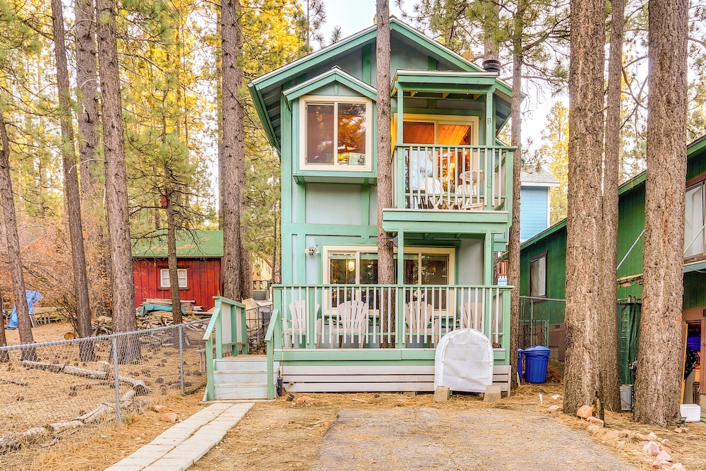 Near Skiing & Hiking: Dog-friendly Big Bear Cabin - Big Bear, CA