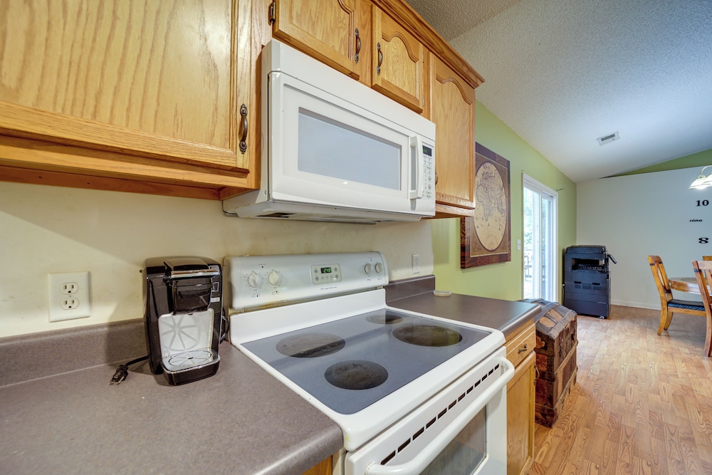 Candler Home W/ Large Deck: Hike, Bike & Unwind! - Asheville, NC