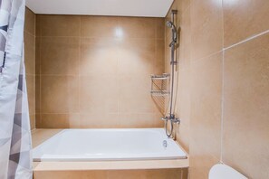 Apartamento | Casa de banho | Um polibã e uma banheira separados, toalhas fornecidas