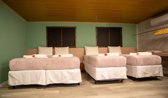 Quarto Quádruplo Familiar | Roupa de alta qualidade, cofre no quarto, Wi-fi grátis