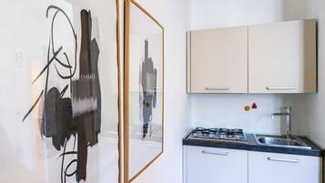 Apartamento Clássico | Cozinha privada | Um frigorífico, uma placa de cozinha, uma chaleira elétrica