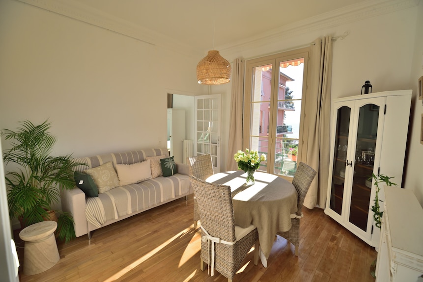 Charming, Sunny Apt W/two Beautiful Views: The Mediterranean Sea & French Alps - Menton
