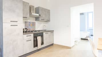 Apartamento Clássico | Cozinha privada | Um frigorífico, uma placa de cozinha, uma chaleira elétrica