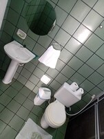 Quarto Económico | Casa de banho | Artigos de higiene pessoal grátis, um secador de cabelo 