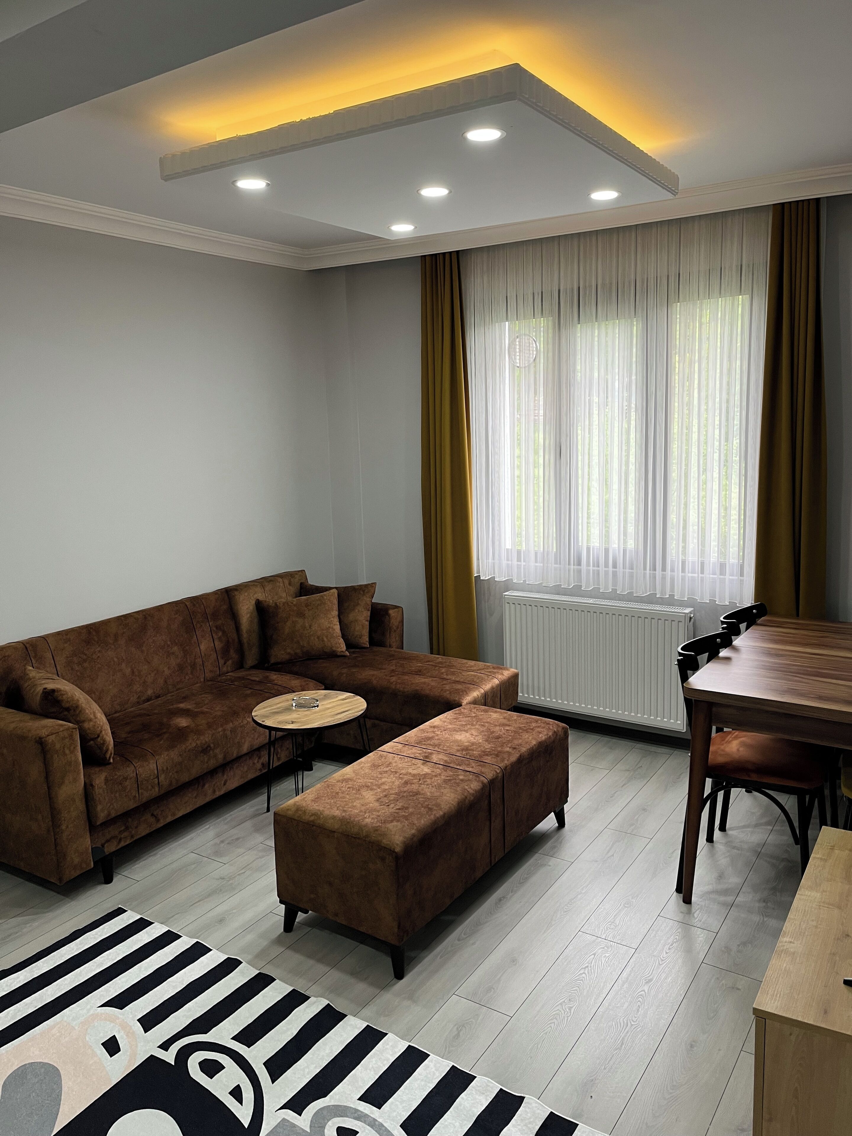 Apartamento superior, 1 cama Queen e sofá-cama, para não fumantes, vista para a cidade | Área de estar | Smart TV 84 cm com canais a cabo