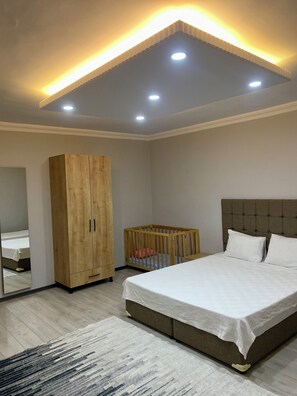 Apartamento Superior, 1 cama queen-size e sofá-cama, fumadores, vista para a montanha | Minibar grátis, secretária, quartos insonorizados, Wi-fi grátis