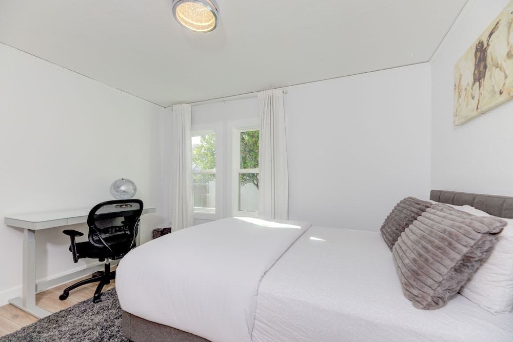Lovely White Beach House - Redondo Beach, CA