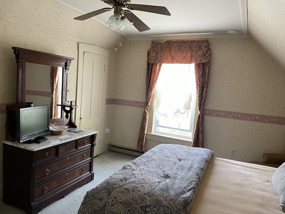 Deerfield Valley Inn - Deluxe Room With Fireplace Room 4 - Wilmington, VT