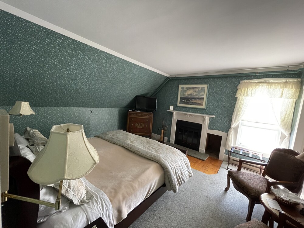 Deerfield Valley Inn - Deluxe Room With Fireplace Room 5 - Wilmington, VT