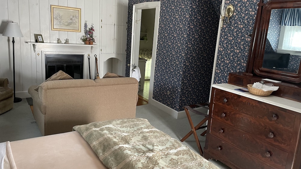 Deerfield Valley Inn - Deluxe Room With Fireplace Room 8 - Dover
