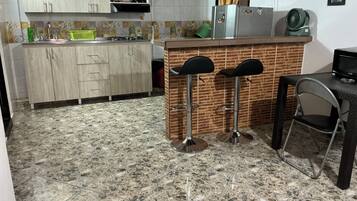 Apartamento Standard | Cozinha privada | Um frigorífico/congelador grande, um micro-ondas