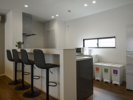 Apartamento Executivo, 3 quartos, cozinha, Vista para a cidade | Cozinha privada | Um frigorífico/congelador grande, um micro-ondas, uma placa de cozinha 