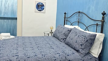 Quarto urbano | 1 quarto, escrivaninha, ferros/tábuas de passar roupa, Wi-Fi de cortesia