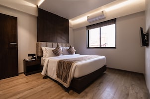 Executive Suite Room with Jacuzzi | Secretária, secretária adequada para computadores portáteis 