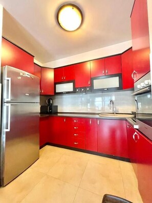 Apartamento Comfort | Cozinha privada | Um frigorífico, uma placa de cozinha, uma chaleira elétrica 