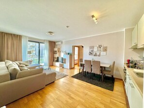 Apartamento premium | Área de estar | TV LCD 32 polegadas com canais a cabo