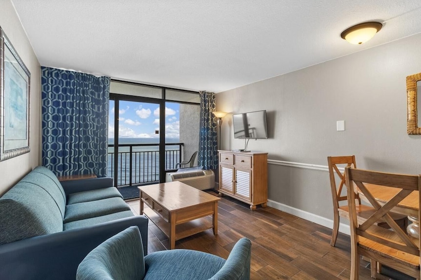 Oceanfront Suite: 2 Queens Free Breakfast 11th Flr - Myrtle Beach, SC