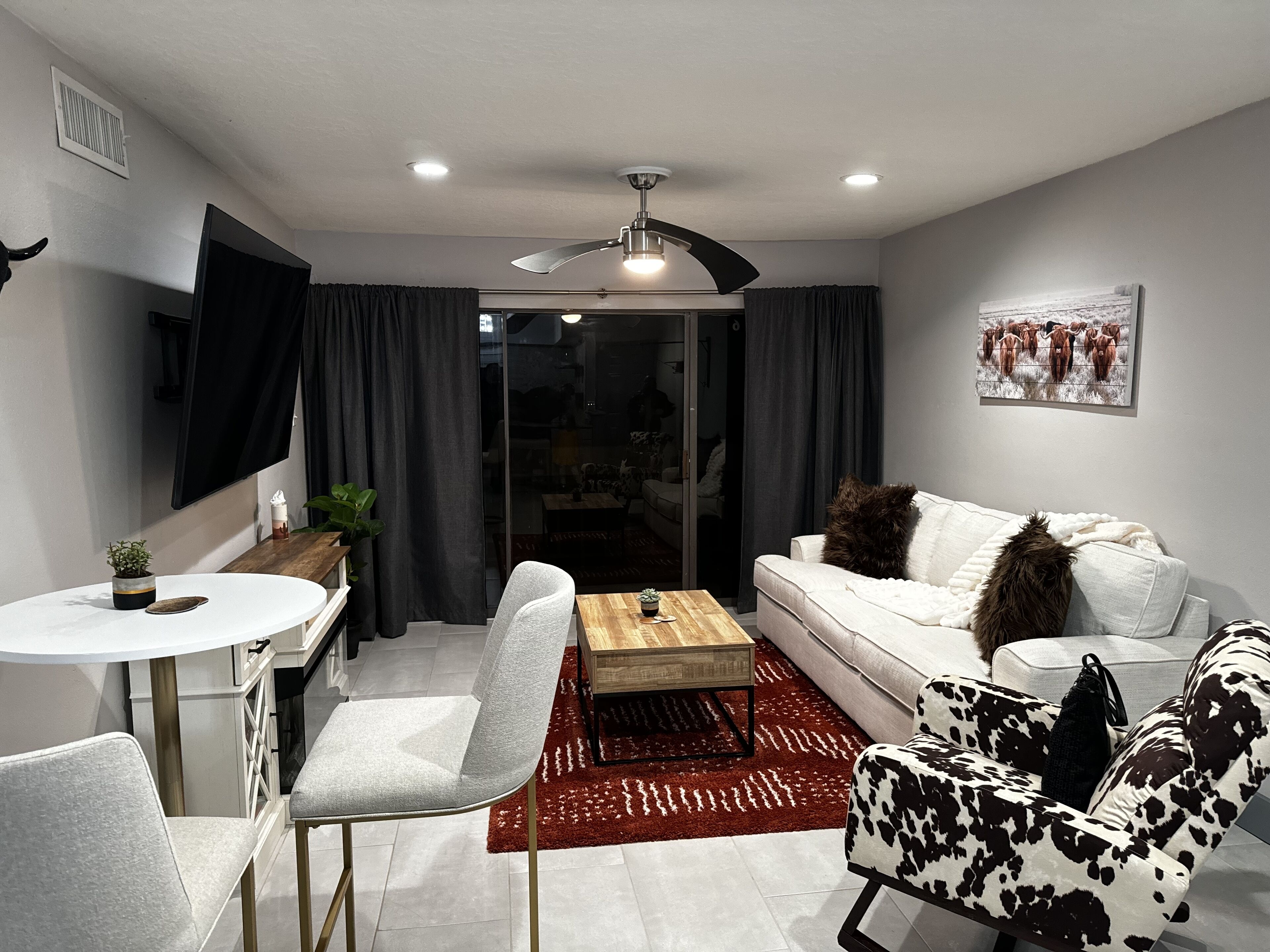 Texas Lake Life Is Condo On Lake Conroe With A Texas Style! Steps Away From Lake - Conroe, TX