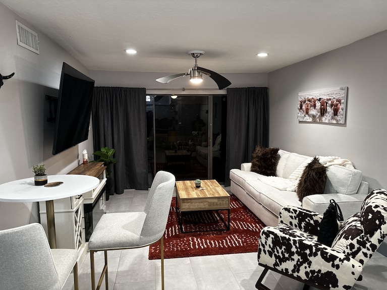 Texas Lake Life Is Condo On Lake Conroe With A Texas Style! Steps Away From Lake - 컨로우