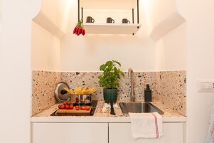 Estúdio Comfort | Cozinha privada | Uma placa de cozinha, uma máquina de café expresso 