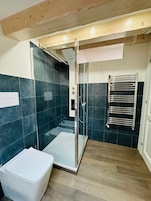 Suite-Estúdio Comfort | Casa de banho | Um polibã, um chuveiro fixo, um secador de cabelo, sabão
