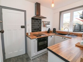 Uma máquina de lavar louça, utensílios de cozinha 