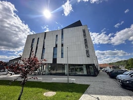 Um edifício moderno com a placa