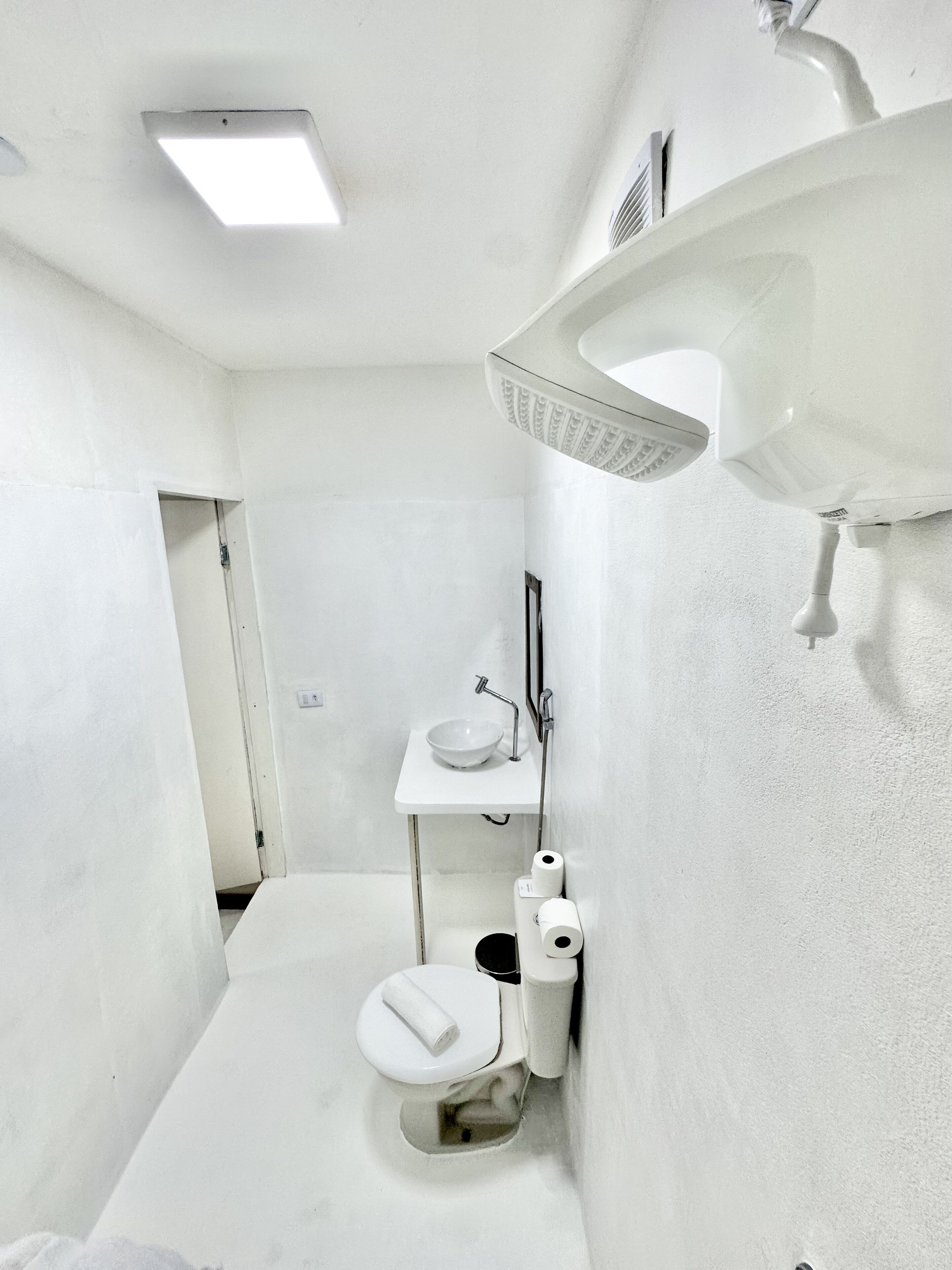 Quarto Triplo Standard | Casa de banho | Um polibã, toalhas fornecidas, sabão, champô 