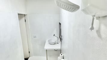 Quarto Triplo Standard | Casa de banho | Um polibã, toalhas fornecidas, sabão, champô