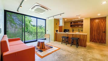Suíte superluxo, várias camas | Área de estar | TV LED