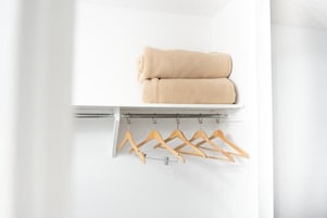 Chuveiro/banheira combinados, banheira de imersão, toalhas de banho