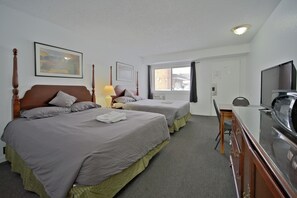 Quarto standard, 2 camas Queen | Roupas de cama premium, camas com colchões pillow-top, frigobar