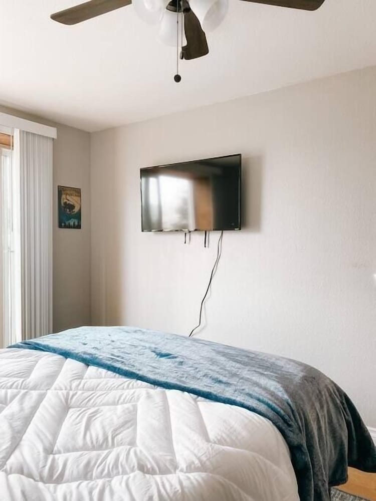 Cheerful 2 Bedroom Home With Indoor Fireplace. - Lewiston, ID