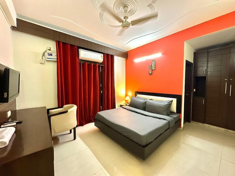 Luxury Room With Balcony On Golf Course Road - Delhi