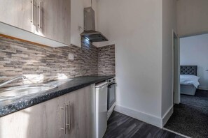 Estúdio, 1 cama queen-size | Cozinha privada | Um frigorífico, um micro-ondas, um forno, uma placa de cozinha