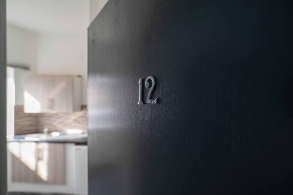 Estúdio, 1 cama queen-size | Cozinha privada | Um frigorífico, um micro-ondas, um forno, uma placa de cozinha