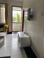 Apartamento Comfort | Sala de estar | Smart TV de 24 polegadas com canais digitais 