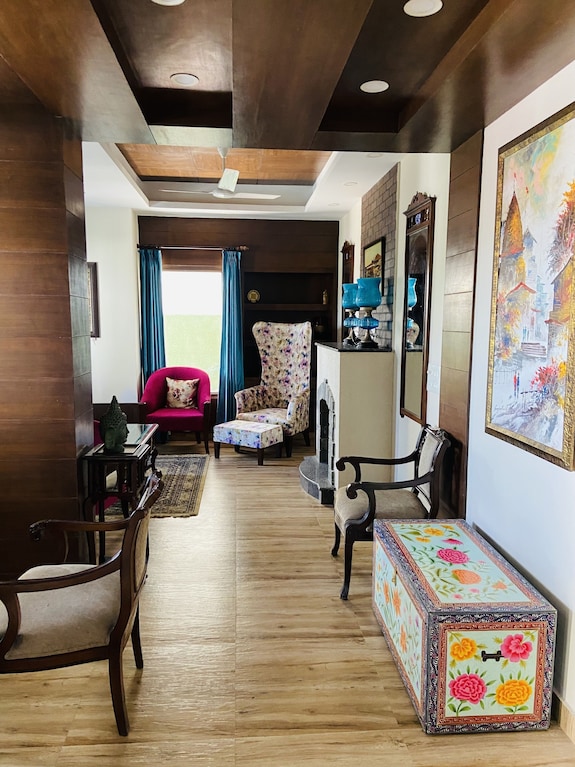 One Of The Earliest And Most Luxurious Villas In Town - ムスーリー